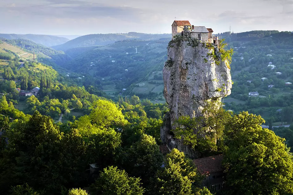 Die Katskhi -pilaar in Georgië, waar 'n kluisenaarsmonnik byna twintig jaar lank gewoon het.