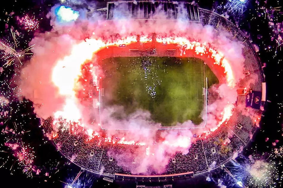 Fuochi d'artificio per celebrare il centenario delle due più grandi squadre di calcio di Sofia, in Bulgaria.