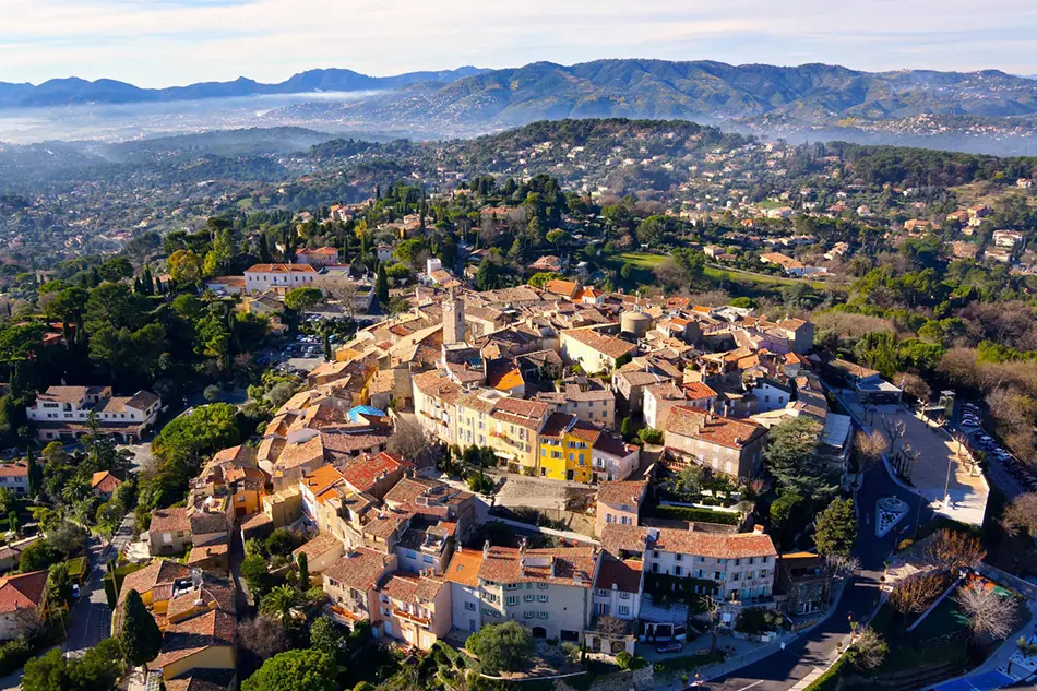 La città di Mougins, situata a nord di Cannes in Francia.