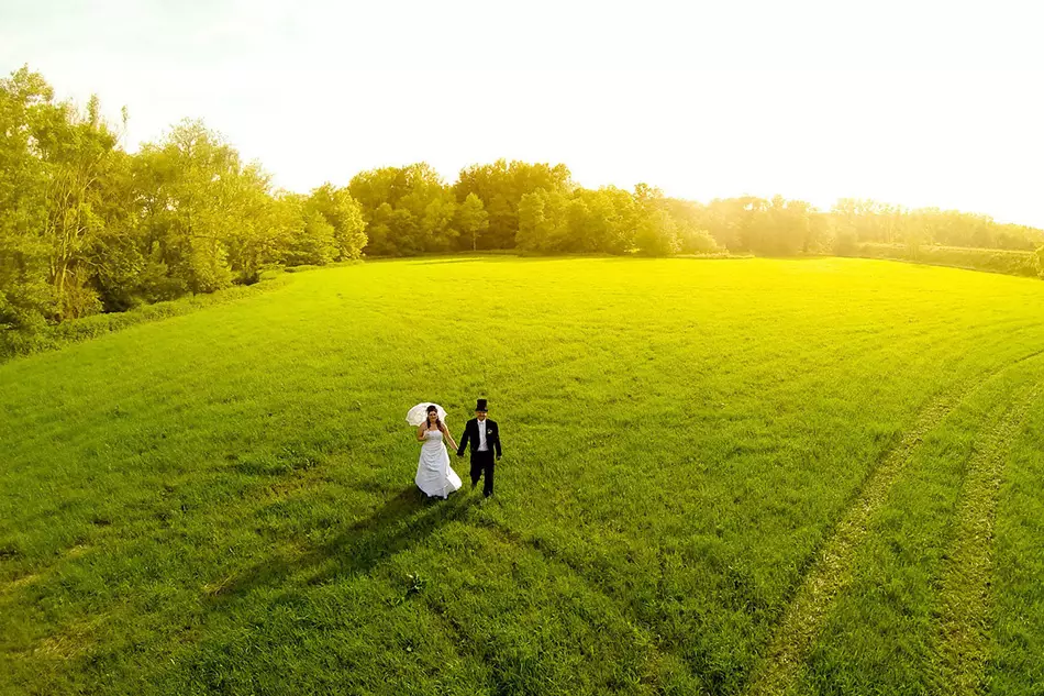 'N Pasgetroude paartjie tydens 'n trou fotosessie in die Tsjeggiese stad Glinsko.