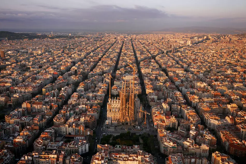 Die roosterstruktuur van die gebied in die Spaanse Barcelona en die beroemde en nog onvoltooide tempel van die Sagrada Familia deur argitek Antoni Gaudi.