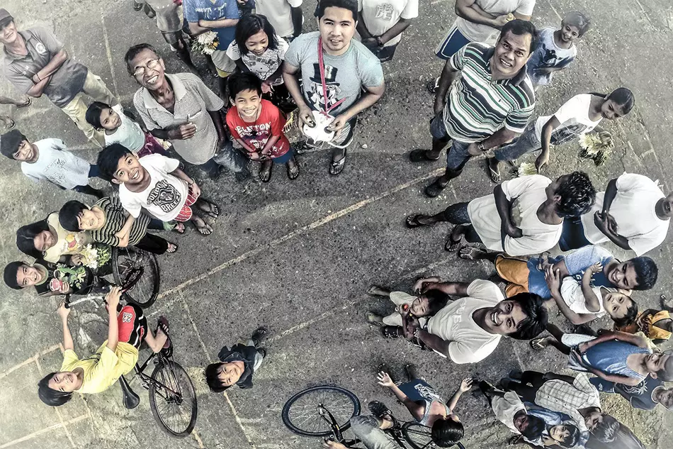 A xente mira un dron na cidade de San José do Monte, preto da capital de Filipinas, Manila.