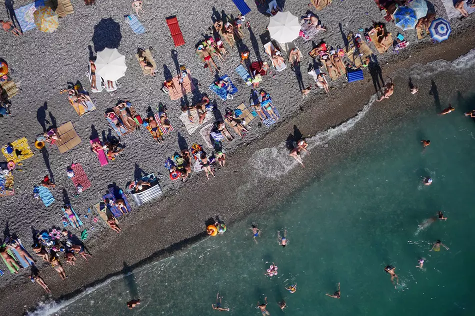 Vakansiegangers op die strand van Abchazië.