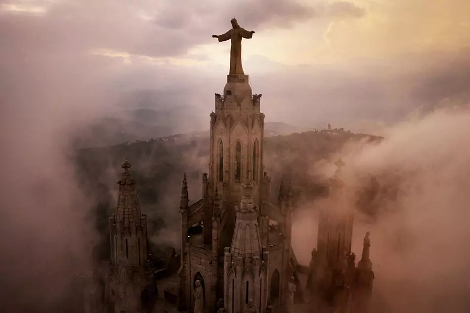 Tempel van die Heilige Hart in Barcelona omring deur wolke.