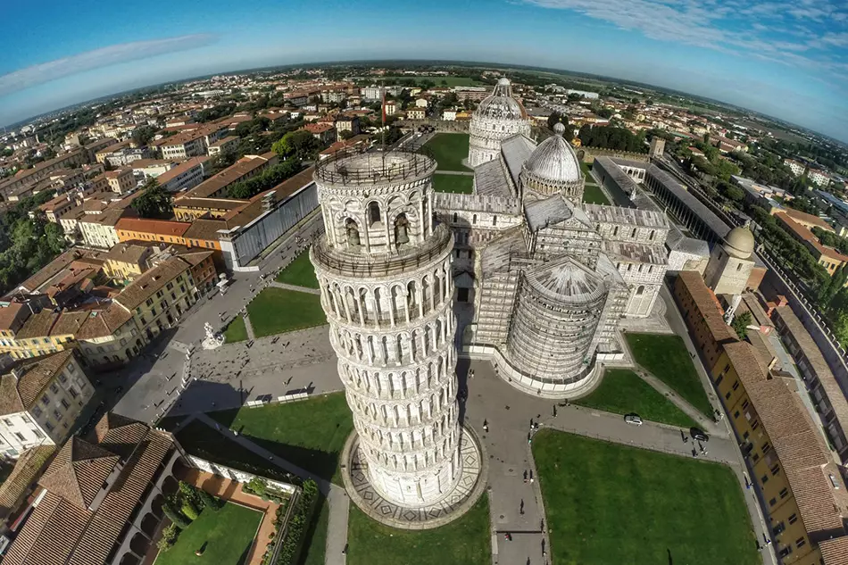 Die beroemde skuins toring van Pisa in Italië vanuit 'n oogpunt.