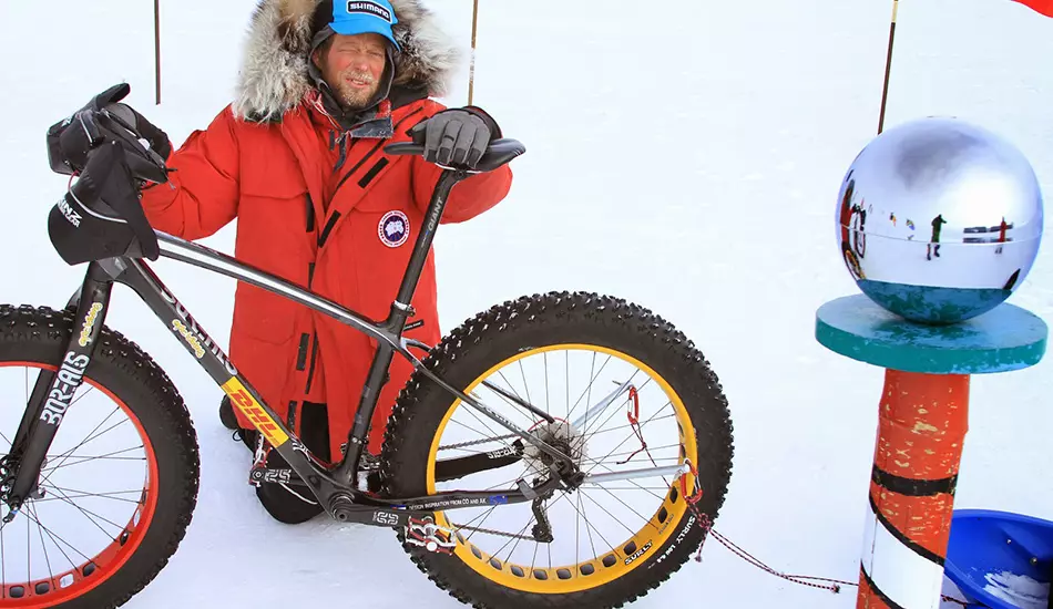 The first person to bike to the South Pole on January 21 David Burton, a shop owner from the US state of Utah, became the first person to cycle to the South Pole. Before him, the famous polar explorer Eric Larsen tried this in 2012, but that trip was not crowned with success. Burton, on the other hand, took 51 one days to cover more than a thousand kilometers, starting from the western coast of Antarctica. However, he did not even have a spare bike.