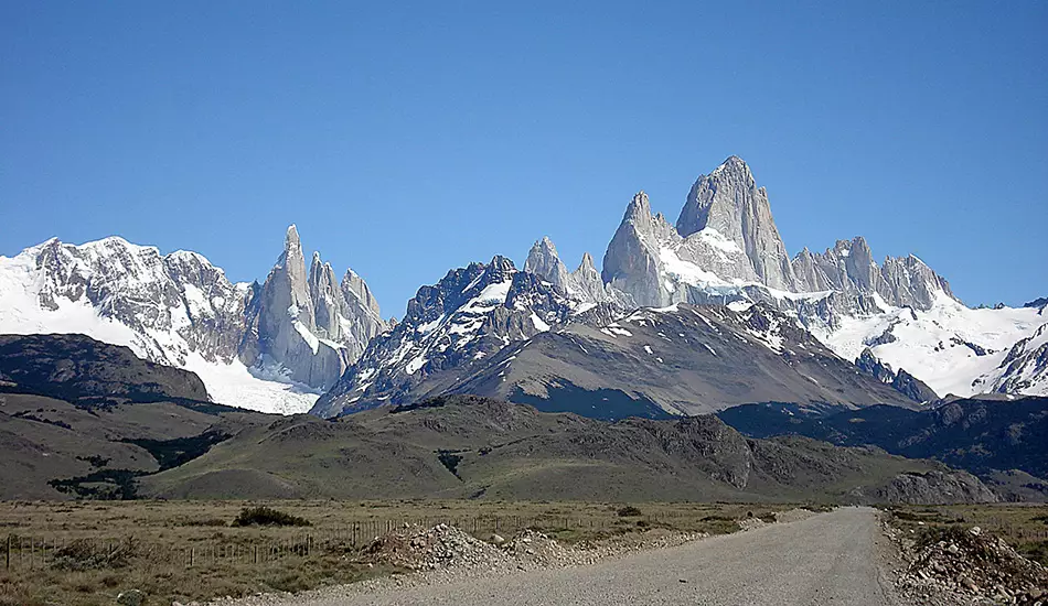 La primera pujada pel massís Fitz Roy a la Patagònia Al febrer, els escaladors Tommy Caldwell i Alex Honnold van aconseguir per primera vegada pujar a l’anomenat pas Fitz Roy, que inclou el massís Fitz Roy de 3.400 metres i sis cims de muntanya circumdants. Tot el viatge va trigar només quatre dies, i això malgrat que fins i tot els escaladors experimentats solen trigar dos o tres dies a conquerir només un d’aquests set cims. El secret d’una velocitat tan increïble rau en una tècnica especial d’escalada manllevada de l’escalada de velocitat (speed climbing).