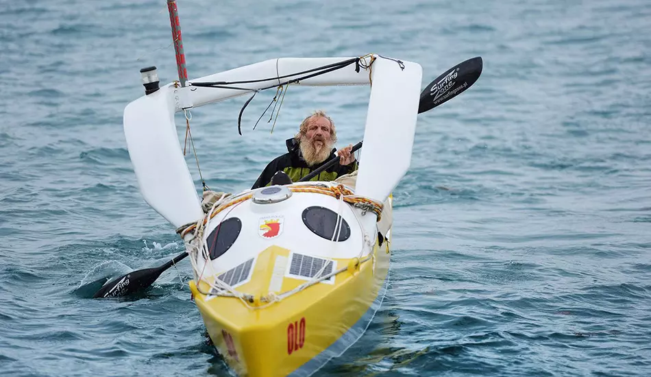 Kudutsa Atlantic ndi kayak Ulendo woyamba wa transatlantic kayak unachitika mu 2010: Pole Alexander Doba adadutsa nyanjayi m'masiku 99 pamalo ake ochepetsetsa - pakati pa Senegal ndi Brazil. Chaka chino, Doba yemweyo adasankha kuchita chimodzimodzi, koma m'malo otakata - pakati pa Portugal ndi Florida. Ulendo wabwato wopangidwira nyanja yam'madzi udatenga pafupifupi kawiri - masiku 197.