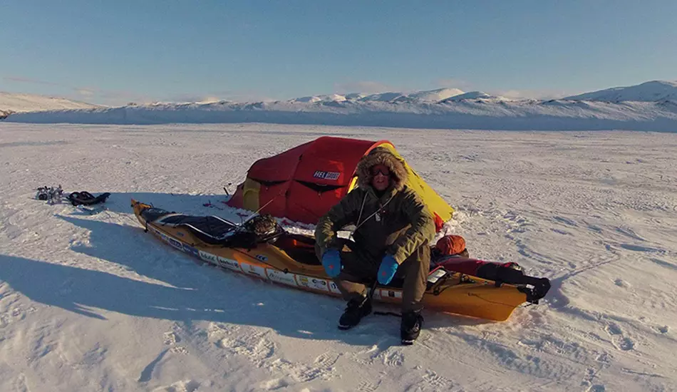 Prima traversare a Brooks Ridge În această vară, olandezul Yuri Klaver a devenit prima persoană care a traversat Brooks Ridge singur în Alaska pe jos, schi și caiac. Lungimea acestui lanț polar este de aproape 900 de kilometri. Acest pasaj face parte din expediția Claver's Roof of America de Nord, în care intenționează să traverseze nordul continentului american din Alaska până în Groenlanda.