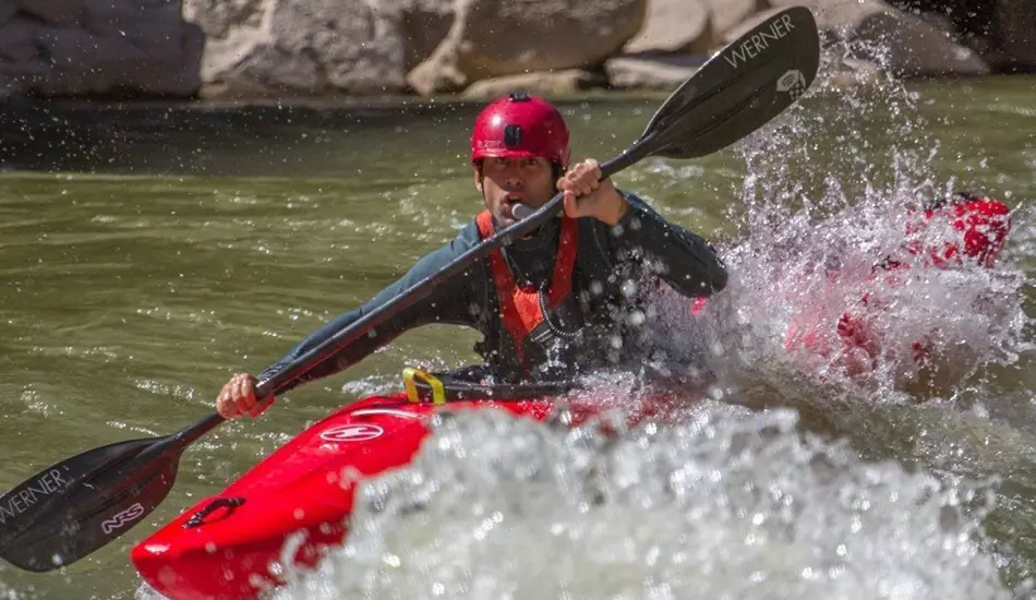 Kayaking unyuze muri Grand Canyon ufunze amaso Nindi nkuru ivuga kubikorwa byabantu bafite ubumuga. Nyuma yimyaka icumi nyuma yo kwigarurira Everest, umugenzi uzwi cyane wimpumyi Eric Weichenmeier yashyizeho indi nyandiko. Yarangije ibirometero 445 ku ruzi rwa Colorado anyuze kuri Grand Canyon, amena rapide zirenga 100 n'ibice byinshi bisaba ubuhanga buhebuje. Amaso ya Weichenmeier yari umuyobozi wa Harlan Taney, amukubita inyuma kandi atanga amategeko nka "paddle iburyo" cyangwa "paddle ibumoso" hejuru ya radio idasanzwe. Umugenzi yari amaze imyaka 6 yitegura koga, yiga tekinike yo koga nuburyo kayak imeze mukoraho no gutwi. Mbere ya Weichenmaier, Grand Canyon yasunitswe n'umwe mu bagize itsinda rye - umukambwe w'impumyi Lonnie Bedwell.