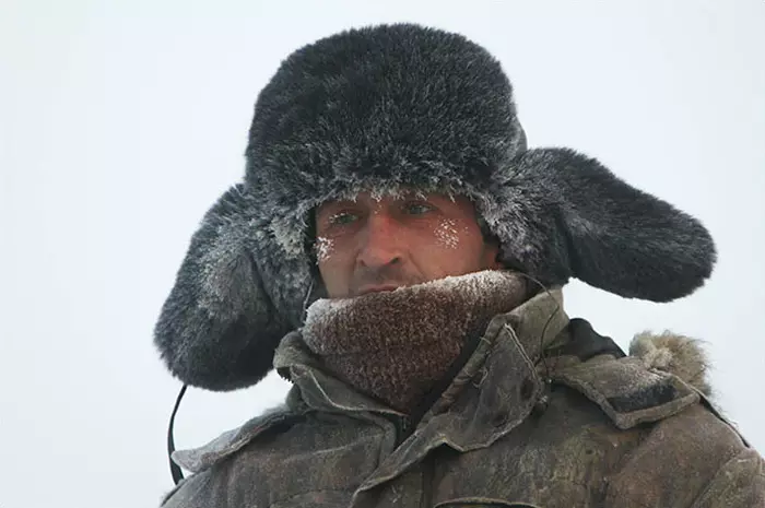 Roba Tres capes de roba proporcionen aïllament i mantenen la calor durant més temps. La capa inferior absorbirà la humitat, la capa mitjana us mantindrà calenta i la capa superior us protegirà del vent i la neu. La roba ha de ser fluixa per garantir una correcta circulació sanguínia.