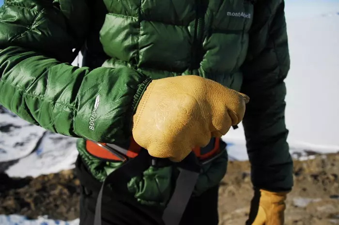 Tillbehör Händer, öron, näsa och andra delar av kroppen som är mest mottagliga för hypotermi bör täckas. Därför borde vantar, hatt och halsduk bli ett måste i din vintergarderob.