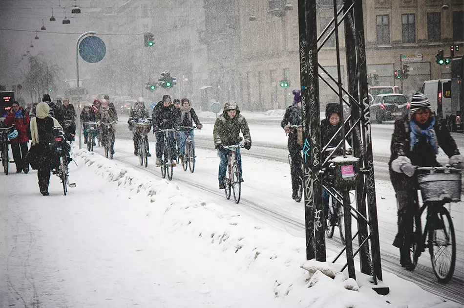 Îmbrăcăminte În primul rând, respectați principiul celor trei straturi. Apoi puteți face o mică cercetare - verificați zilnic prognozele meteo și notați temperatura și ceea ce purtați. În acest fel, după câteva săptămâni, veți înțelege ce opțiune vestimentară vi se potrivește cel mai bine. Pentru condițiile urbane, nu este deloc necesar să vă îmbrăcați ca un excursionist (deși, dacă sunteți obișnuiți să călătoriți repede, va fi dificil într-o haină și un capac de tweed). Una dintre sarcinile principale nu este să transpiri și nu este vorba atât de mult despre miros, cât de faptul că atunci când transpiri, vei îngheța foarte repede. De aceea, amintiți-vă că lâna și materialele sintetice sunt întotdeauna mai bune decât bumbacul, iar hainele nu numai că trebuie să fie protejate de vânt, ci și să fie respirabile, nepermițându-vă să vă udați. Atunci când temperatura scade foarte scăzută, nu trebuie să lăsați zonele expuse ale pielii, inclusiv pe față - o eșarfă, un pasaport sau o mască de neopren sunt excelente pentru asta.