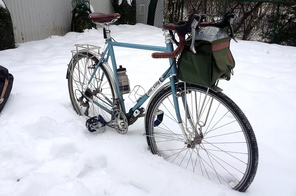 Fiets Heeft u een aparte fiets nodig voor de winter? Rijd je in de zomer op een mooie dure multispeed fiets, dan kan het in de winter een hoop gedoe zijn om hem draaiende te houden (tenzij je fietsenmaker bent natuurlijk). Daarom geven veel mensen er de voorkeur aan om goedkope gebruikte fietsen mee te nemen voor de winter. Single-speed fietsen hebben minder aandacht en onderhoud nodig, en de derailleur kan soms bevriezen. In de winter neemt de belasting van de ketting en tanden toe, en sneeuw, vuil en reagentia hechten zich aan de transmissie, vooral wanneer de temperatuur bijna nul is. Wat remmen betreft, is het beter om de voorkeur te geven aan hydraulische remmen, omdat deze minder snel bevriezen.