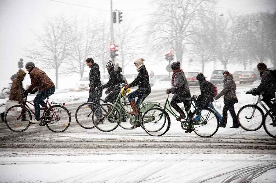 Hvordan sykle i snøen Dessverre er det mest praktiske alternativet om vinteren å gå rett langs veien (med sykkelstier er vi fortsatt veldig usunne). Biler fungerer som snøfresere - jo mer trafikkbelastet veien er, desto renere er den. Hvis du kjører på veien, så kjør på veien, og ikke på en snødekt skulder, der du lett kan miste kontrollen og plutselig drosje inn i et kjørefelt for biler. Videre har du all rett til å kjøre på lik linje med biler. Veier med lav trafikk er vanligvis ikke klare nok, og det er vanskeligere å holde seg i kjørefeltet. Under snøfall blir fortau ofte ryddet raskere enn veier og enda mer sykkelstier. Derfor, hvis dette ikke er en travel gate med stor strøm av mennesker, kan du kjøre langs fortauet.