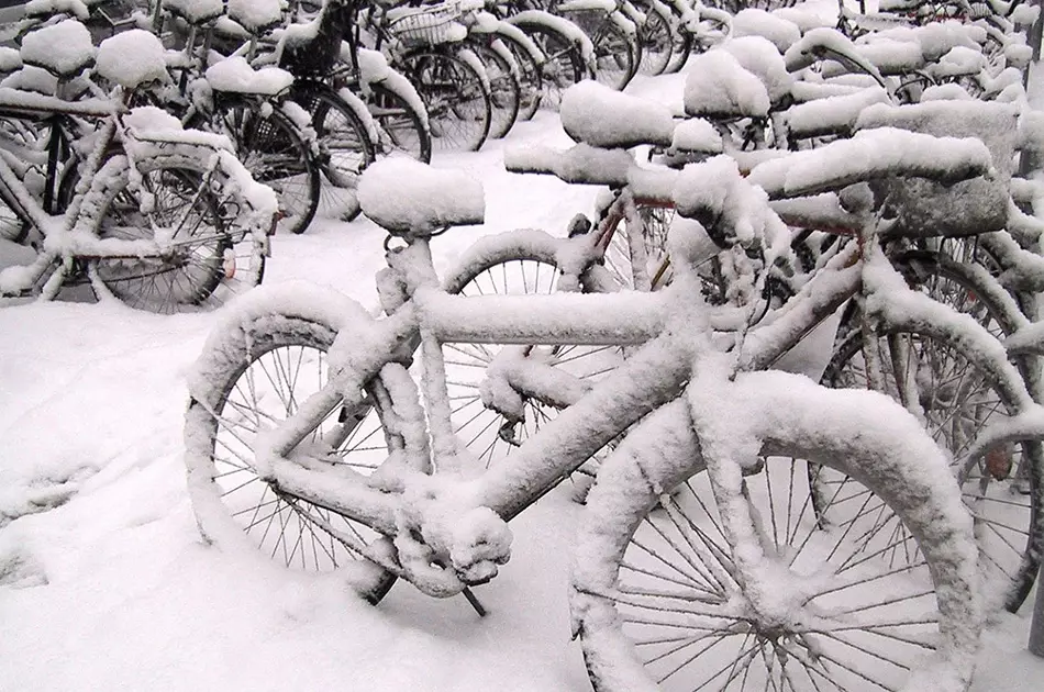 Parkeren Het is heel logisch dat je in de winter je fiets niet lang op straat wilt laten staan, maar hier hangt alles af van de onderontwikkeling van onze fietsinfrastructuur - er zijn in ons land bijna geen betaalde overdekte fietsenstallingen. Als je een plek hebt waar je je fiets kunt stallen, gebruik die dan, anders zullen de parkeerprincipes niet veel verschillen van die in de zomer.