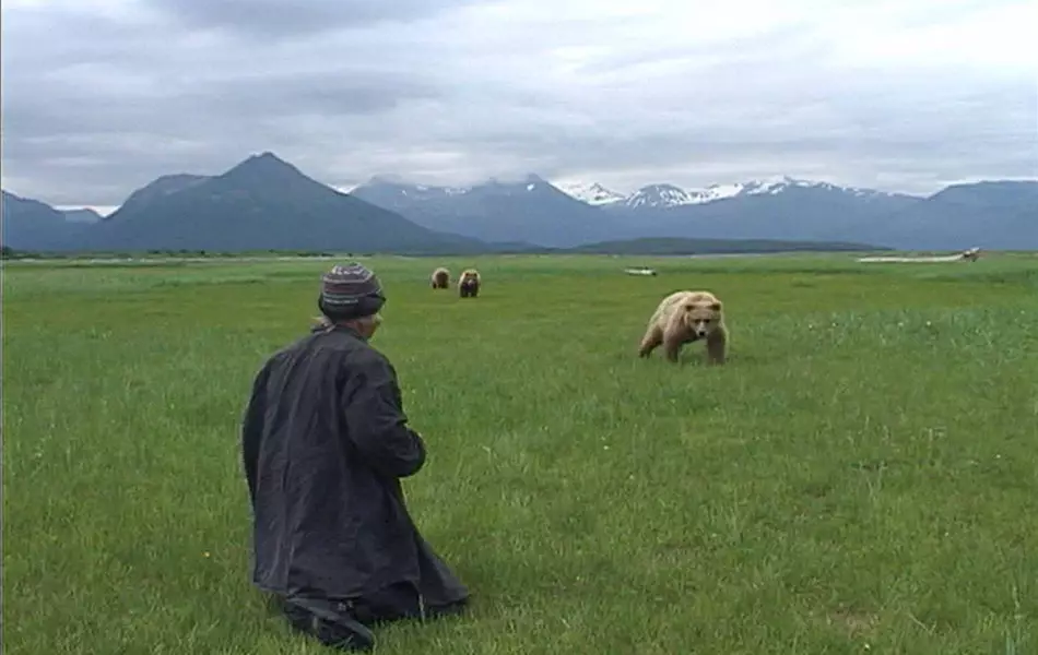 Grizzly Man (2005) Timothy Treadwell 的生與死，他是一位致力於研究灰熊的愛好者。著名的維爾納·赫爾佐格 (Werner Herzog) 的這幅畫既美麗又充滿苦難。