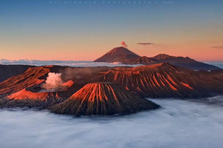 Es creu que les erupcions del 2010-2011 van ser causades per precipitacions particularment intenses a l'illa. Aigua recollida a la caldera, que finalment va provocar les anomenades erupcions freàtiques. Es formen quan el magma sobreescalfa les aigües subterrànies, fent que s’evapori gairebé a l’instant. A causa d’aquestes ràpides erupcions, no només s’allibera vapor i aigua, sinó també pedres, cendres i una gran quantitat de roques foses. S’anomenen bombes volcàniques.