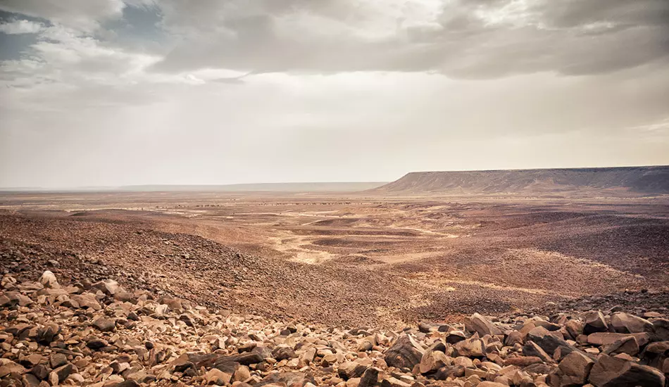 Boonop het die Richat -struktuur nie 'n ringvormige verdieping wat die impakplekke van 'n meteoriet van soortgelyke grootte kenmerk nie. Die Oog van die Sahara verskil ook van die plekke waar die meteoriet val deurdat die sedimentêre gesteentes daarin in die gewone, "onaangeraakte" en nie omgeslaan vorm lê nie.