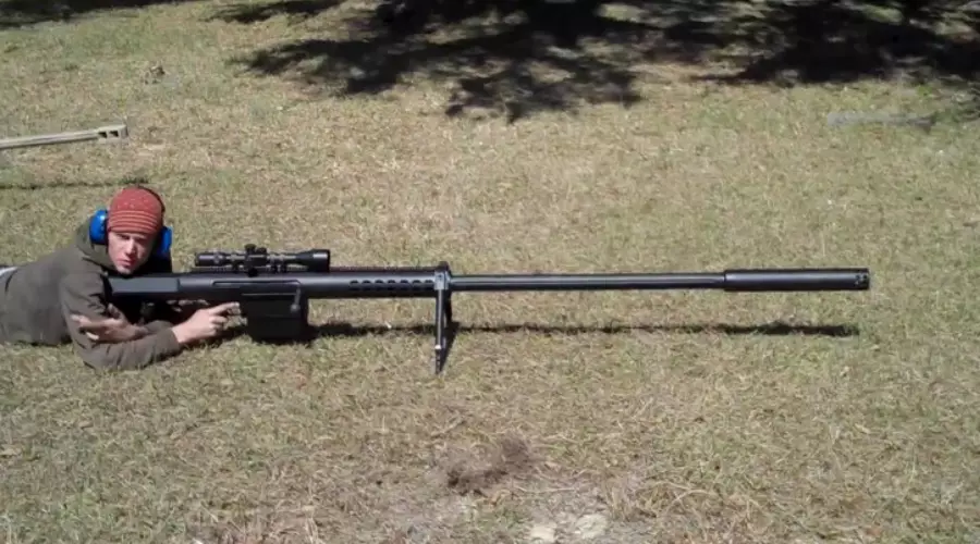 Anzio Mag-Fed Rifle Kaliber: 20 mm Een monster dat gepantserde doelen tot op 2750 meter afstand kan vernietigen. Het geweer weegt meer dan 17 kilogram - zoals je je kunt voorstellen, is het niet het meest mobiele ding ter wereld. Ze zijn speciaal ontworpen voor de Anzio Mag-Fed Rifle en hebben een polymeermantel en een kern van wolfraam.