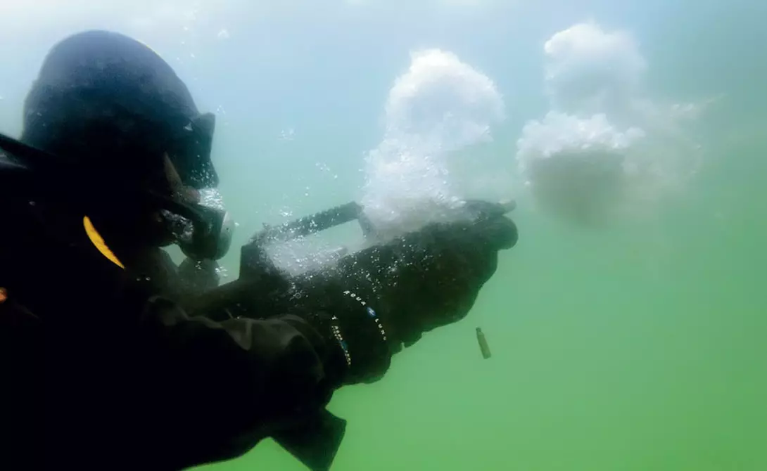 Pocketarsenaal De ûntwikkeling fan Tula -wapensmeden is yn essinsje in heule arsenaal, feardich ynrjochte yn in kompakte shell. Rjochts sels: ADF kin net allinich op lân en ûnder wetter fjoerje, mar ek de fijân reitsje mei granaten. In 40 mm granaatwerper is ynboud yn it lichem fan 'e masine, wurke mei in spesjaal soarte munysje, de VOG-25 granaat. It is heul mooglik om it doel te reitsjen fan in ôfstân fan 400 meter, en de fragmintaasjeradius fan 'e VOG-25 is 10 meter.