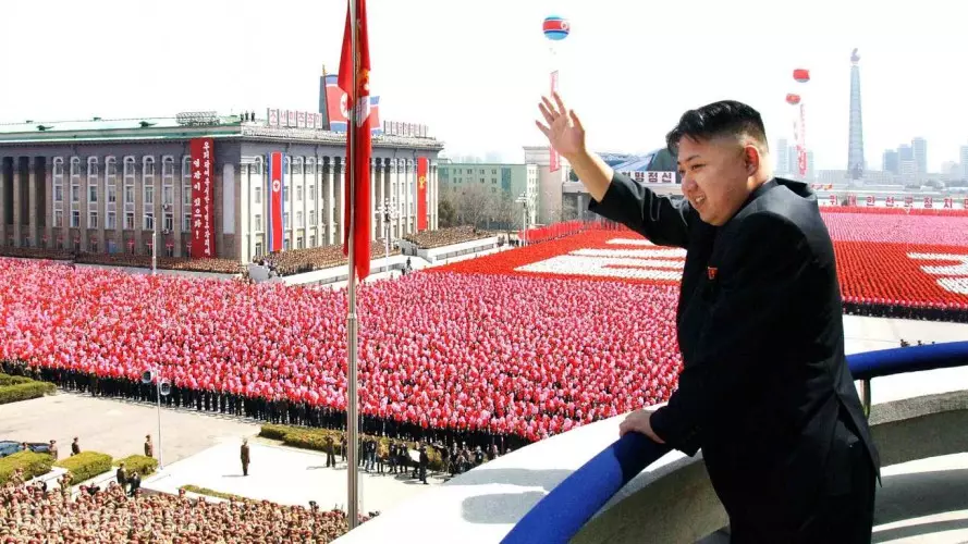 Consgripsiwn Gogledd Corea: 10 mlynedd Mae'r fyddin yn disodli cymdeithasoli safonol ar gyfer mwyafrif helaeth Gogledd Koreans. Ond beth os oes rhaid i chi wasanaethu am o leiaf deng mlynedd? A dyma'r achos gorau. Fel arfer fe'u gelwir yn 17 oed a'u rhyddhau i'r warchodfa yn 30 oed.