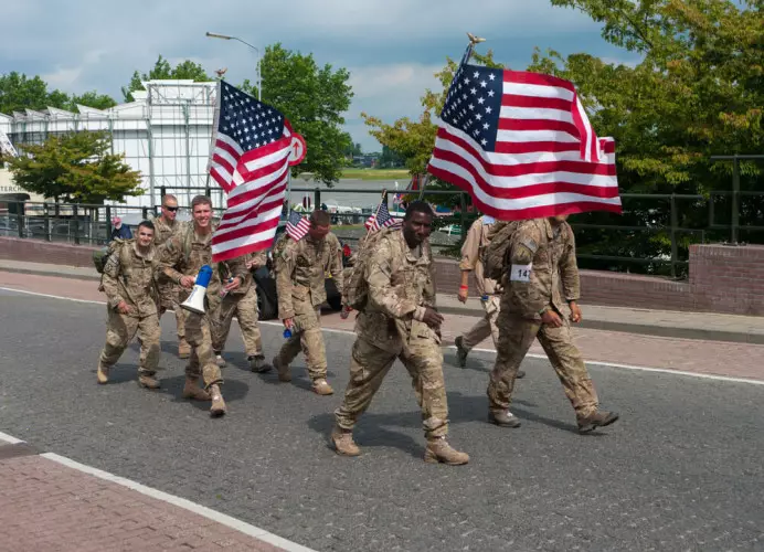 Apel SAD -a: na dobrovoljnoj osnovi Sama istorija Amerike implicira da ako se nešto dogodi, svaki građanin može stati naoružano da brani svoju domovinu. Služba u američkoj vojsci je dobrovoljna i podstiče je vlada.